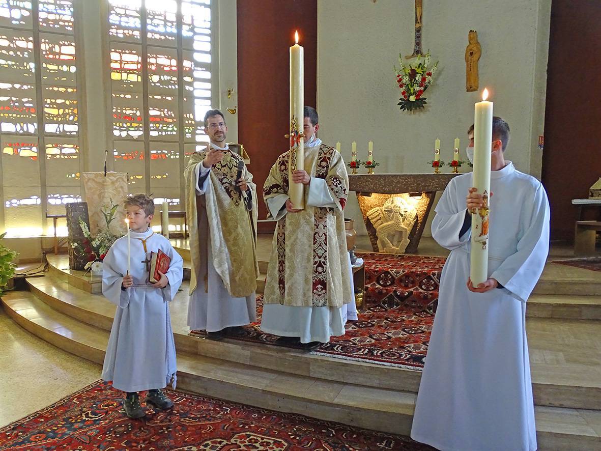 Le cierge pacal est allumé - Paroisses de Saint-Raphael