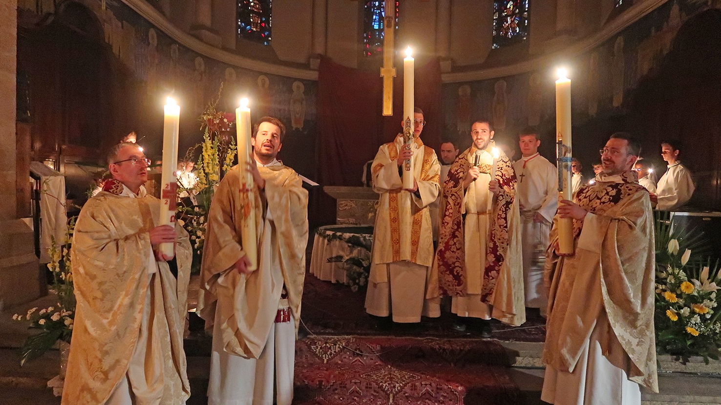 Le cierge pascal - Paroisses de Saint-Raphael